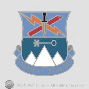 Mark with A shield, a dagger, a lightning flash, | #659673