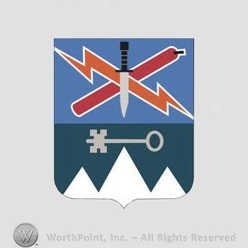 Mark with A shield, a dagger, a lightning flash, | #659674